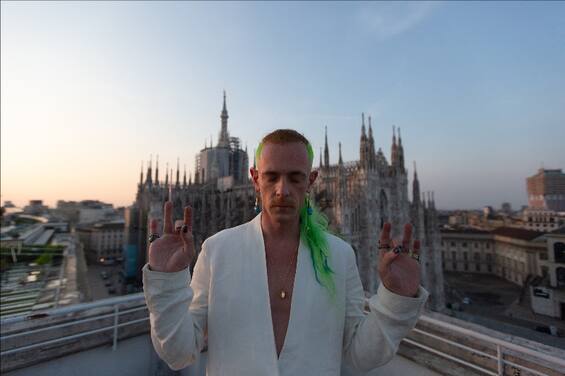 Mace x Milano, dal tramonto all'alba concerto sul tetto della Galleria ...