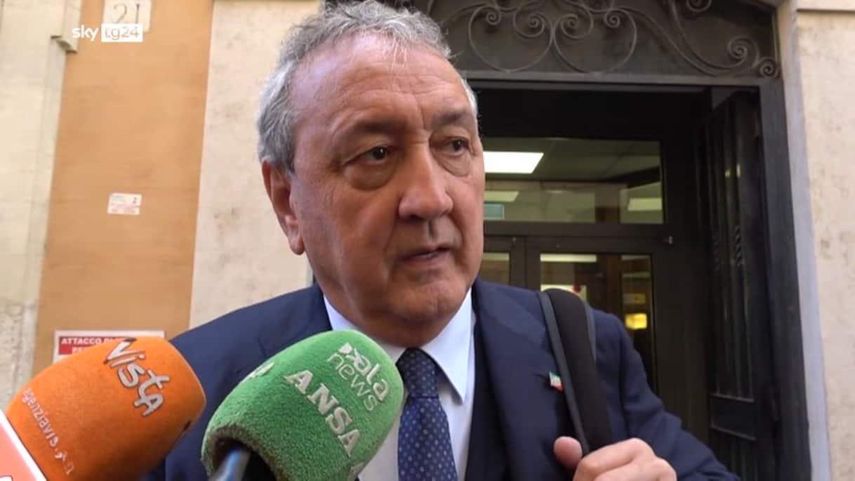 Manovra, Barelli: non è da ricchi uno stipendio di 2000 euro | Video ...