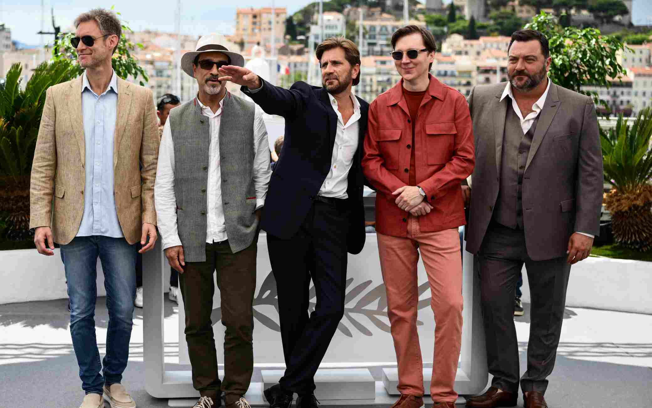 Festival di Cannes, l'arrivo della giuria: Ruben Östlud, Paul Dano ...