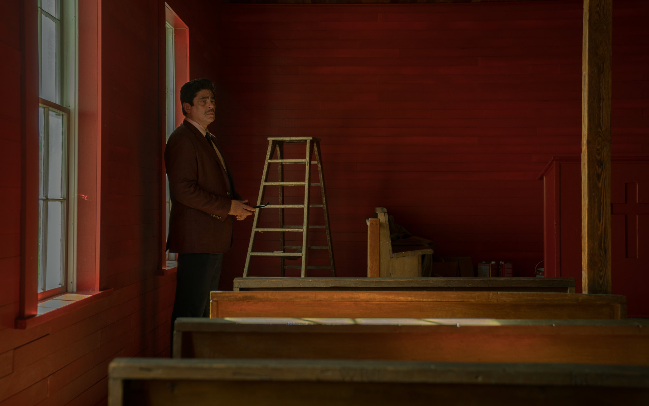 Reptile, il cast del film thriller con Benicio del Toro e Justin ...