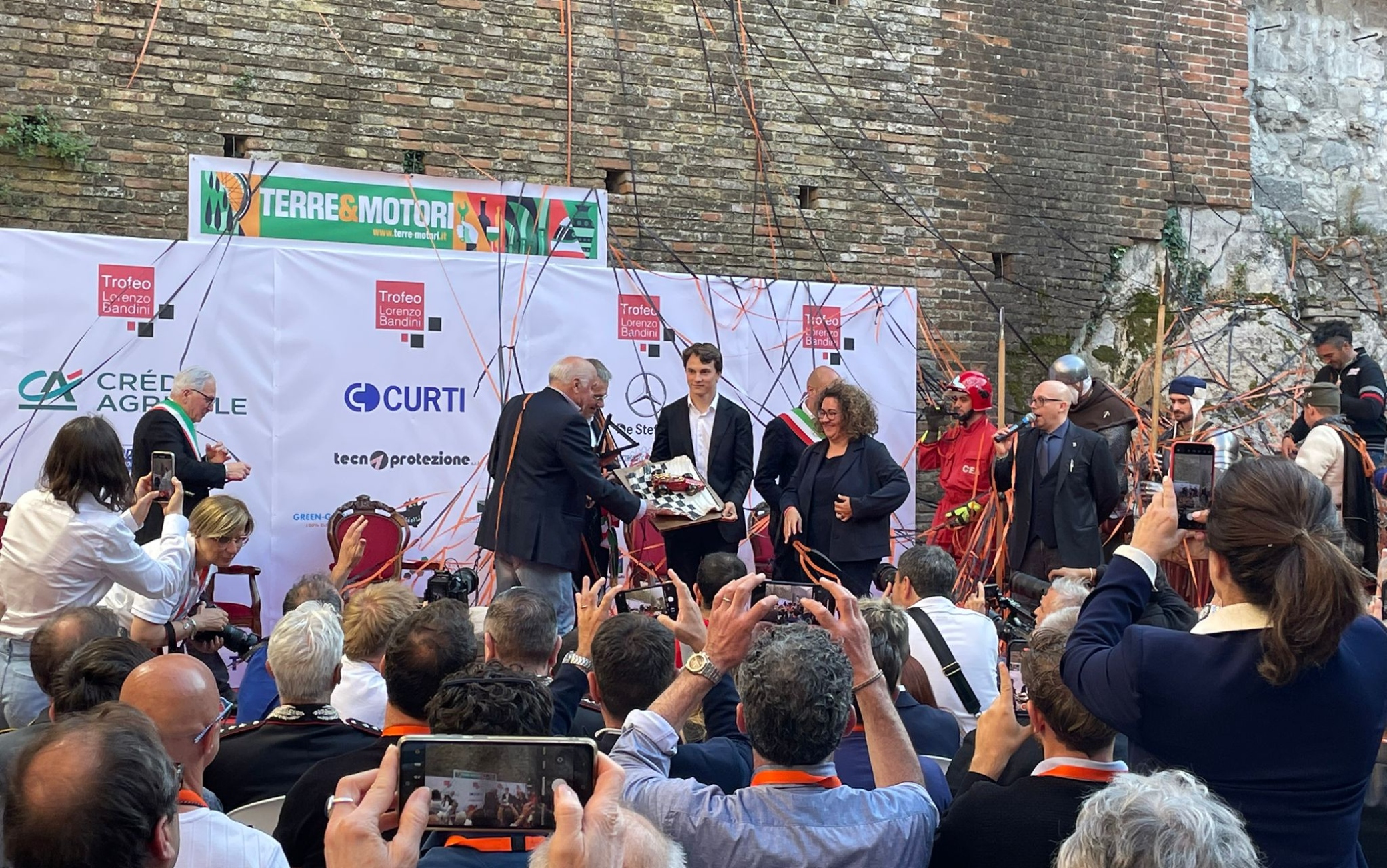 F1, Piastri (McLaren) ha ricevuto il 'Trofeo Lorenzo Bandini'. Foto e ...