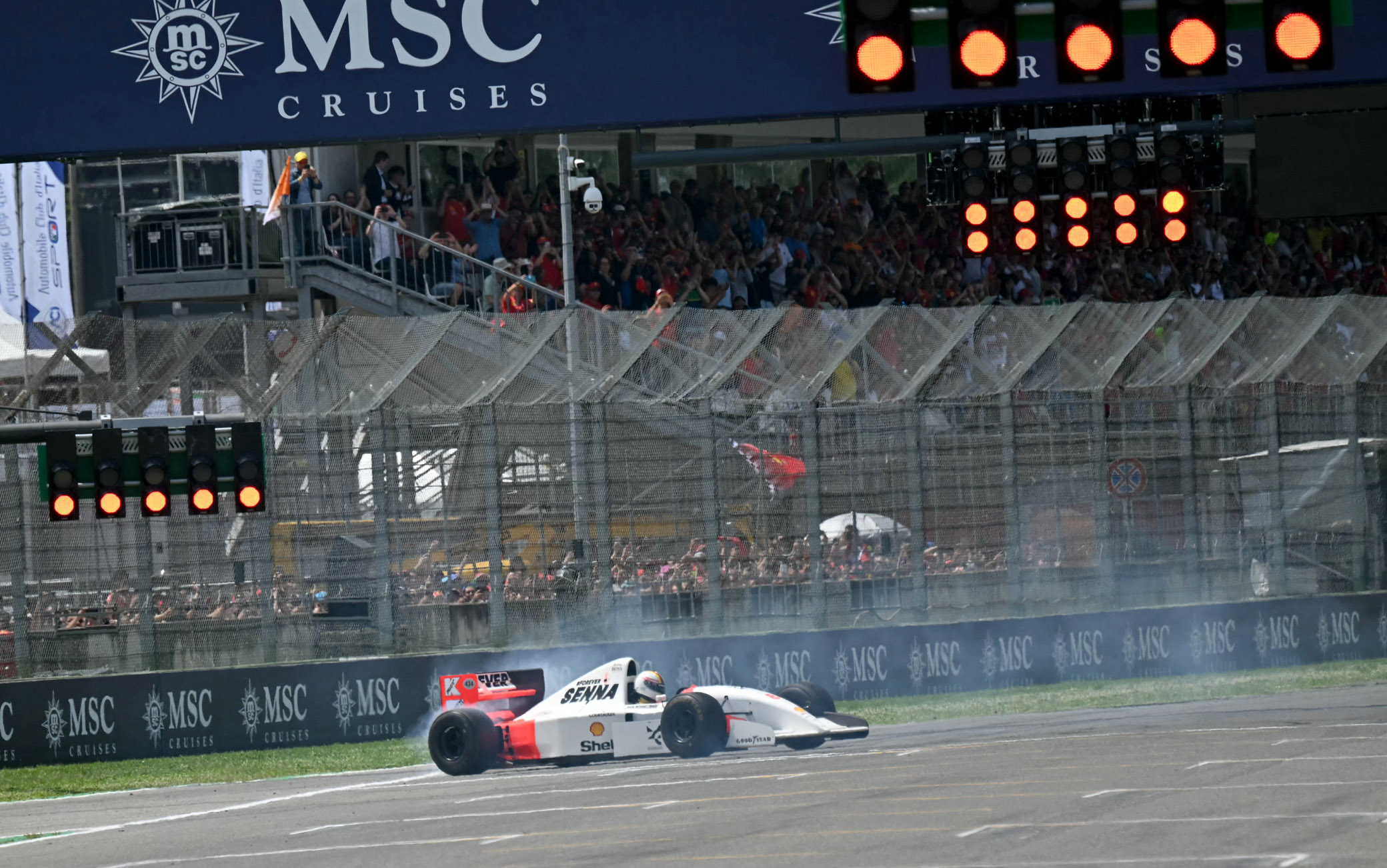 Vettel, il giro di pista e il casco per omaggiare Senna a Imola sulla ...