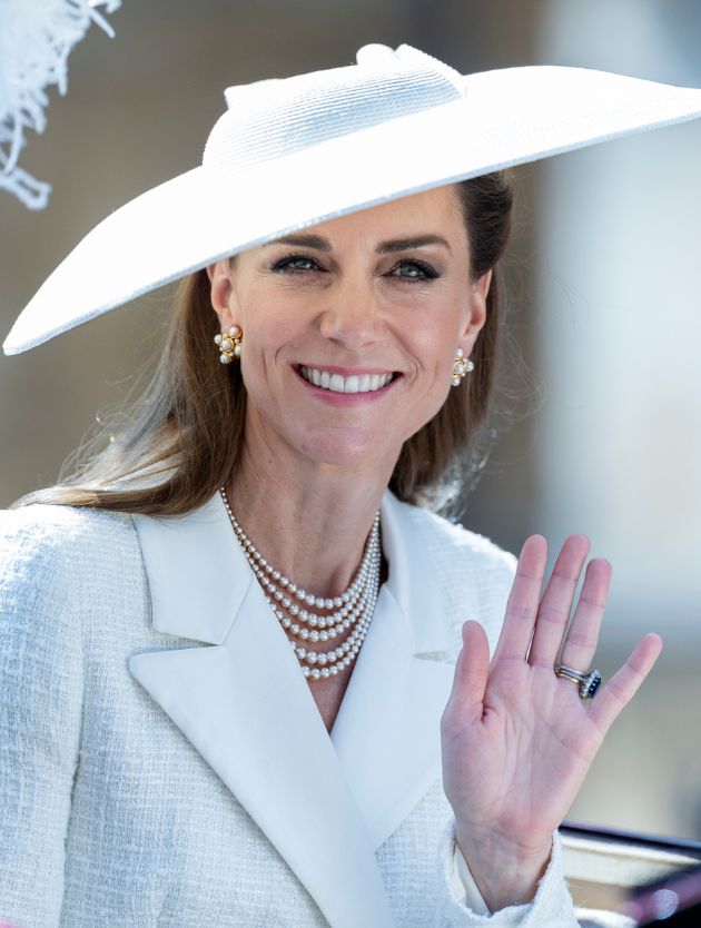 Kate Middleton splende in bianco col look riciclato e i gioielli di ...