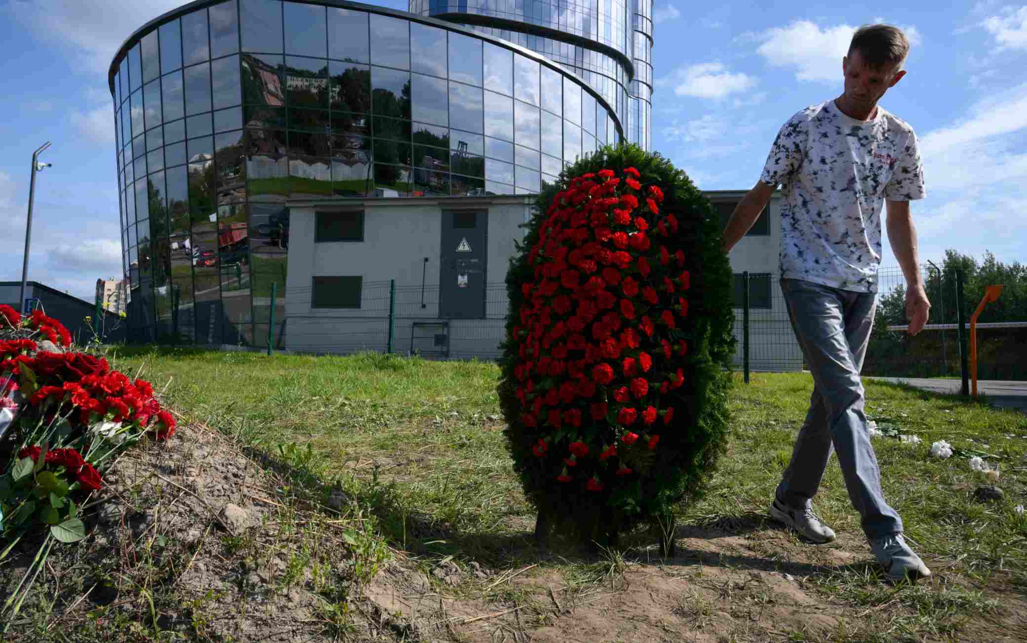 Morte Prigozhin, fiori e un memoriale davanti al quartier generale ...