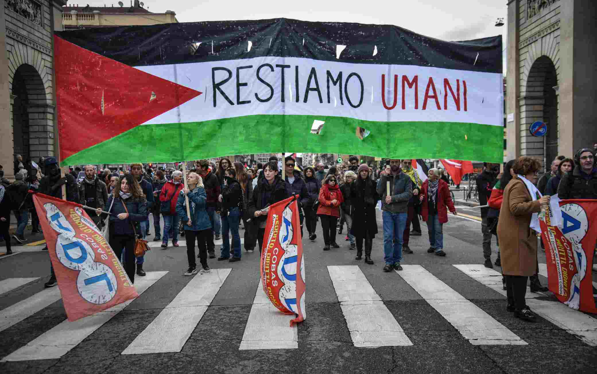 Milano, in centinaia alle manifestazioni pro Palestina e pro Israele ...