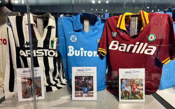 Calcio Napoli, la storia dei 3 scudetti attraverso le maglie: la mostra ...