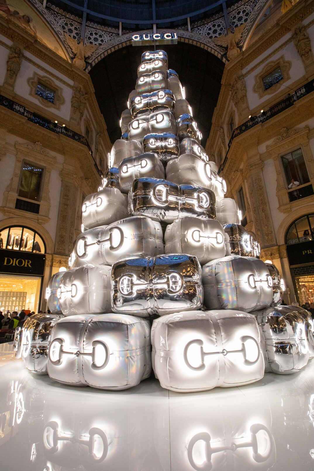 Milano, acceso albero di Natale Gucci in Galleria ma sui social è ...
