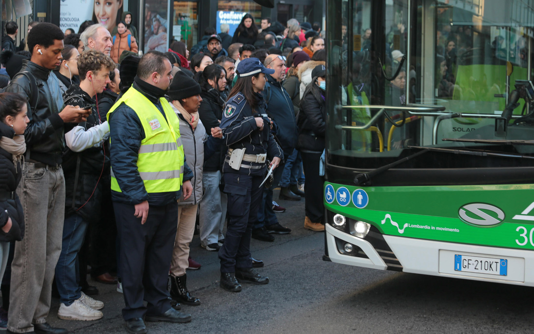 Milano, code e disagi in metro a causa di un tratto di linea rossa ...