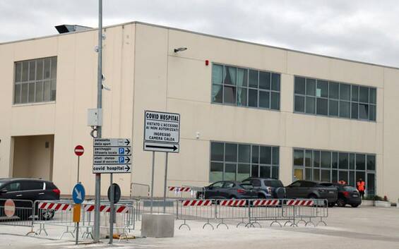 Natale, infermiera, Gesù Bambino nascerà al Covid Hospital | Sky TG24