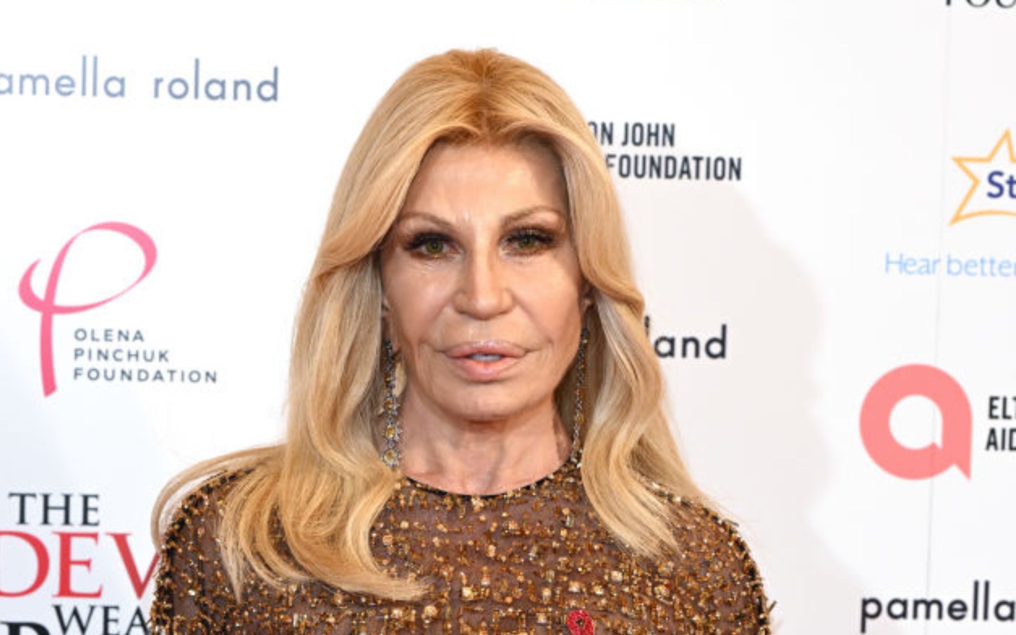 Donatella Versace, il nuovo look che stupisce tutti: la stilista ieri e ...