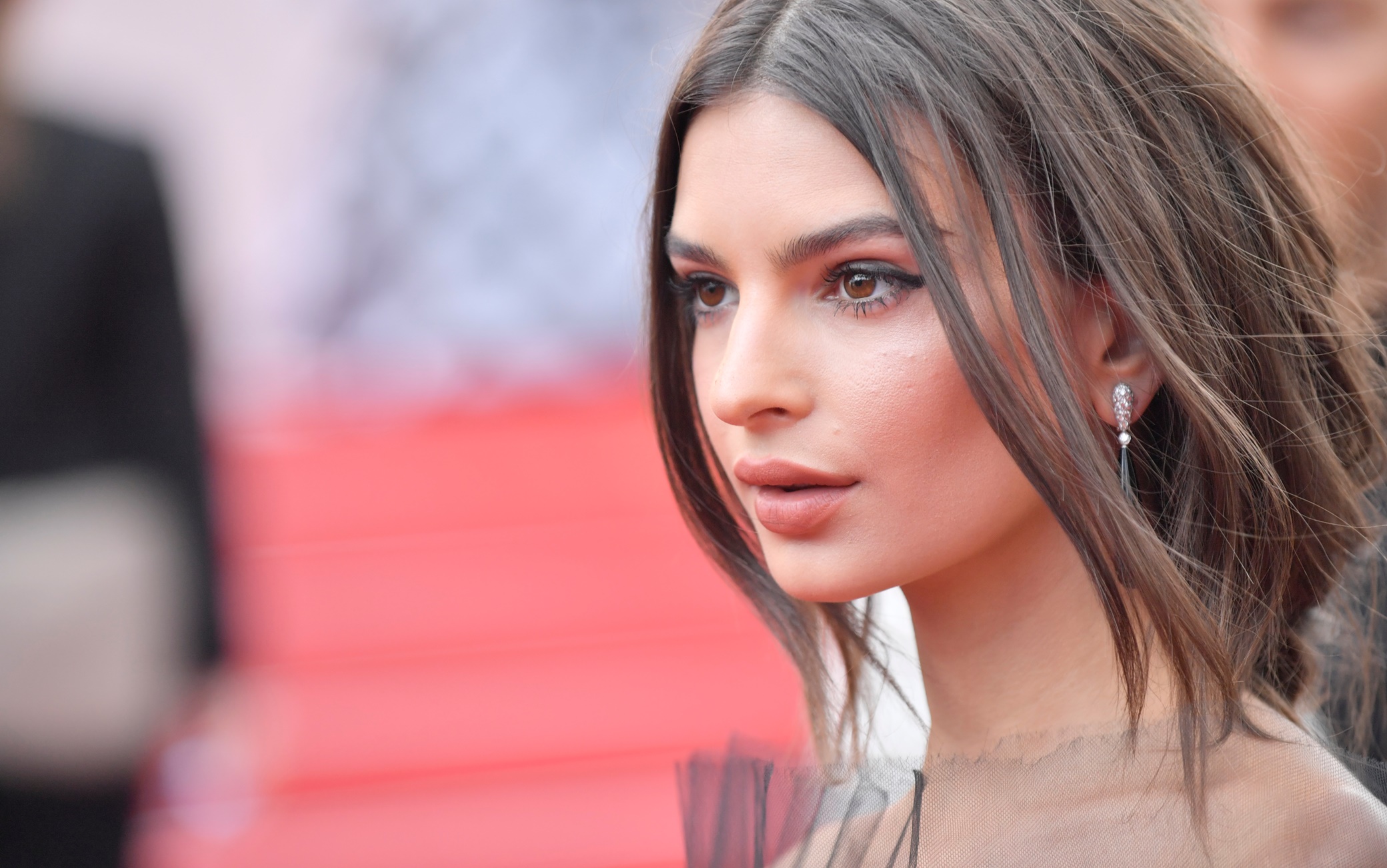 Emily Ratajkowski sfila per JW Anderson all'interno di una sala giochi