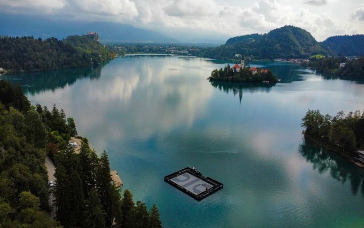 NBA, Luka Doncic e il torneo di 3-vs-3 sul campo galleggiante nel lago ...