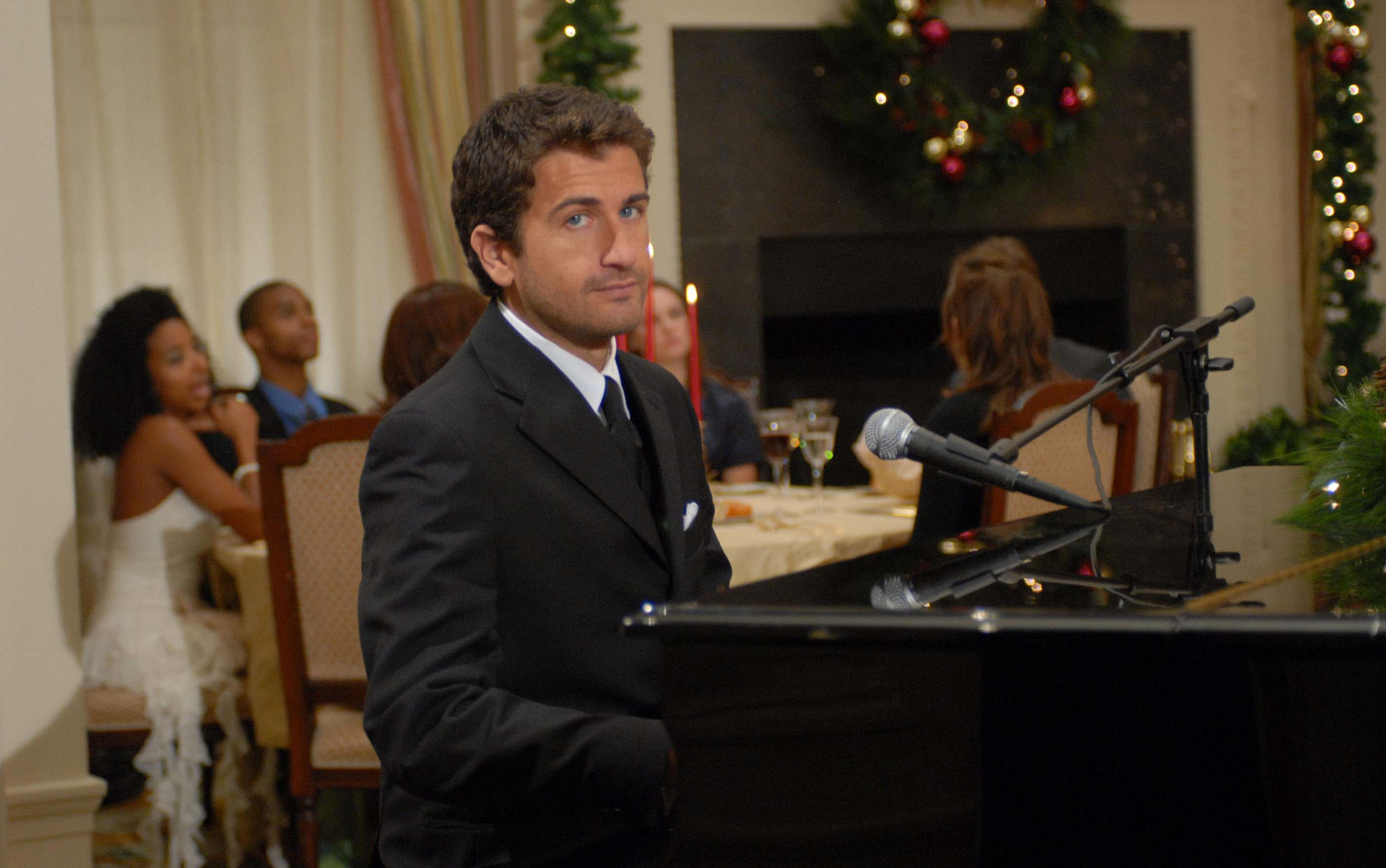 Alessandro Siani compie 50 anni, i suoi film più famosi da attore e ...