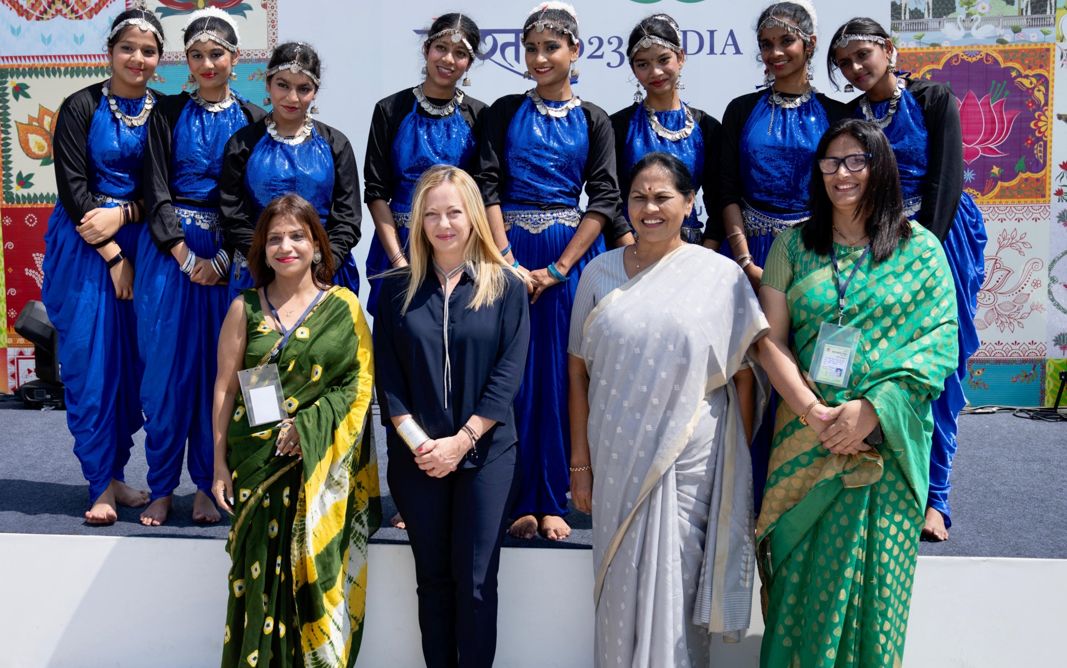 Giorgia Meloni in India per il G20: bindi rosso e collana di fiori per ...