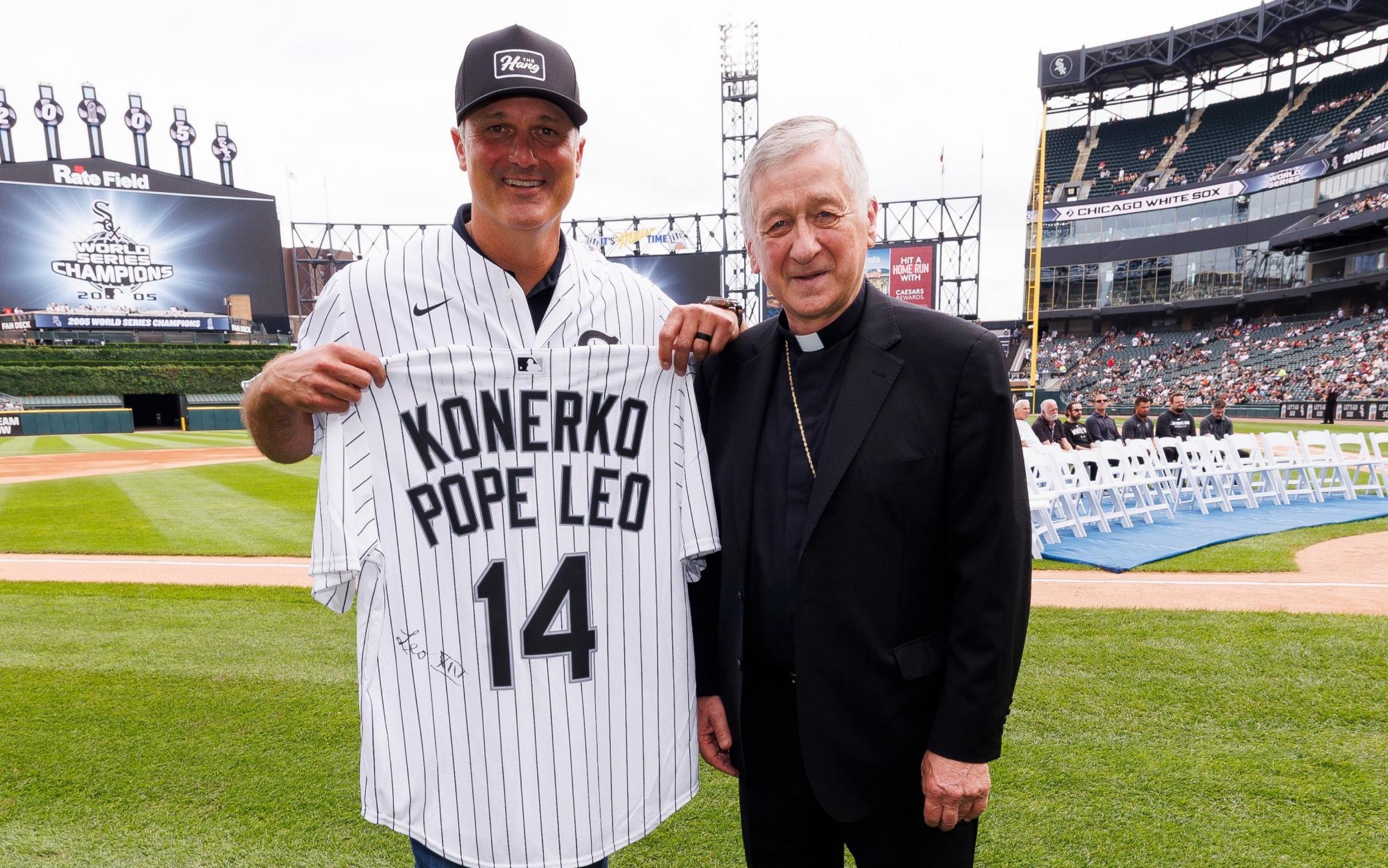 Chicago White Sox ricevono una maglia autografata da Papa Leone XIV ...