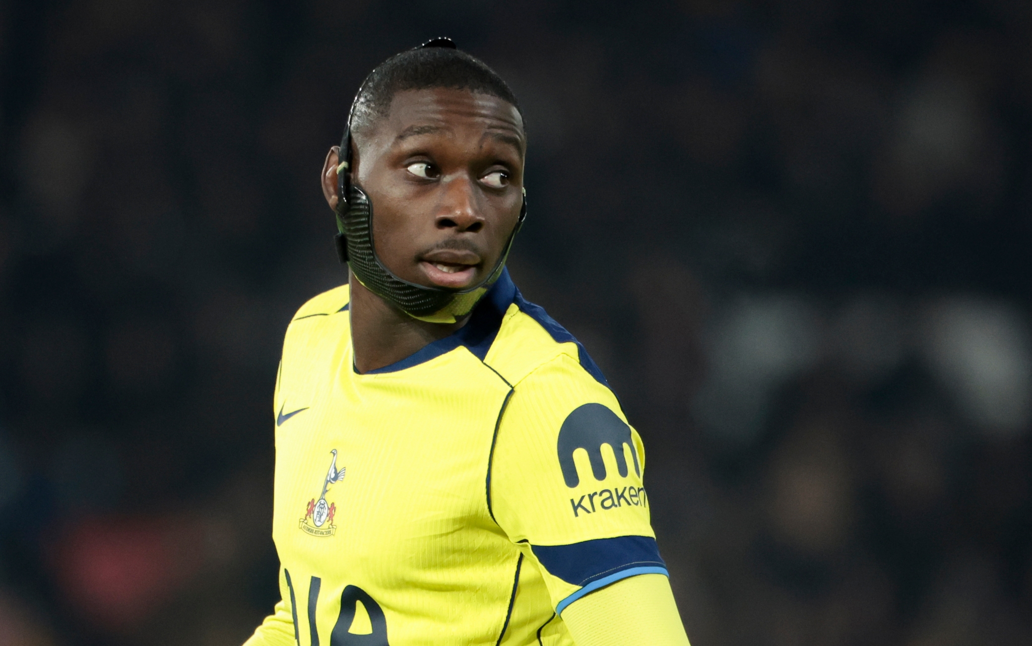 Kolo Muani (Tottenham) indossa una mascherina dopo un colpo alla ...