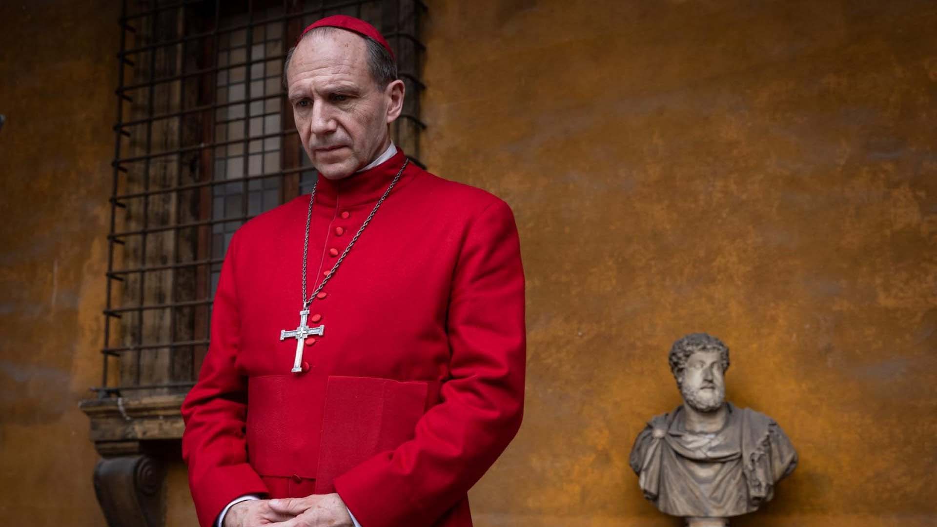 Conclave, il cast del film con Ralph Fiennes, Sergio Castellitto e ...