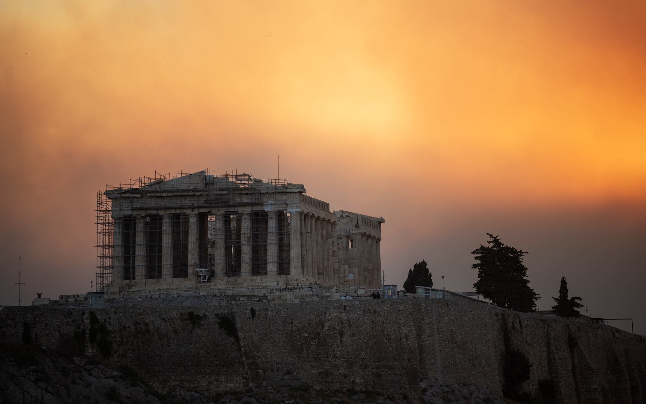 Grecia, ancora incendi. Case in fiamme, evacuate diverse località ...