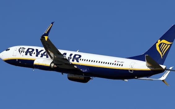 Volo di Ryanair in overbooking, offerti 250 euro e un viaggio gratis ...