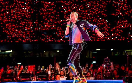 Coldplay, tributo a Napoli con il video del concerto al Maradona | Sky Tg24