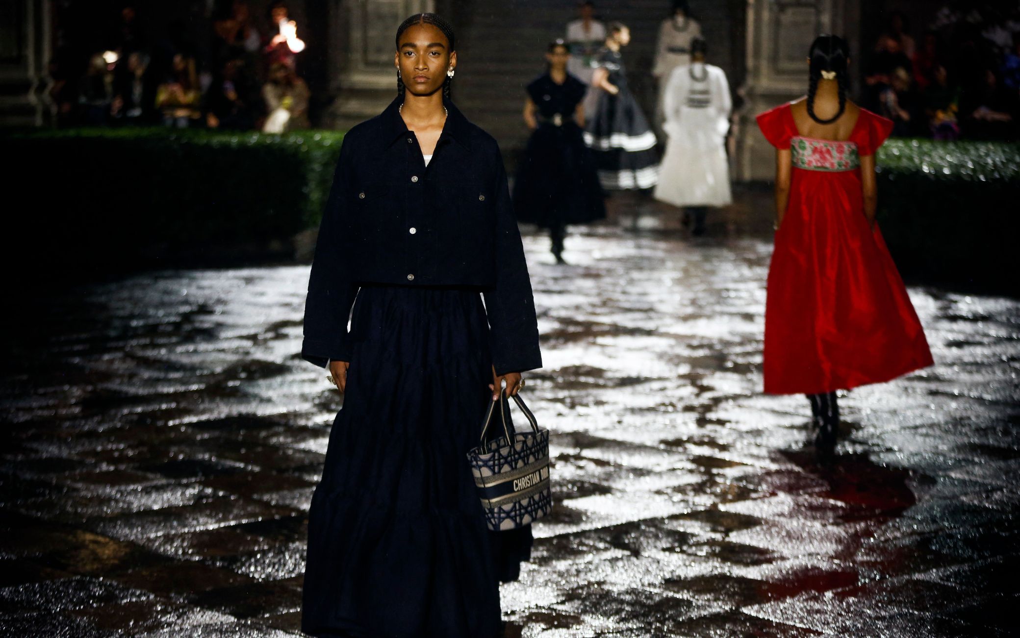 La sfilata Dior Cruise di Maria Grazia Chiuri dedicata a Frida Kahlo. FOTO