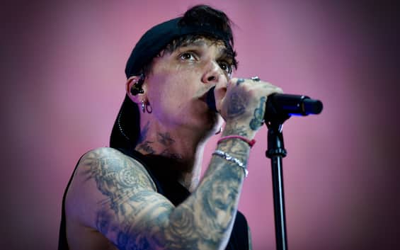 Ultimo in concerto, aggiunte date al tour negli stadi nel 2024 | Sky TG24