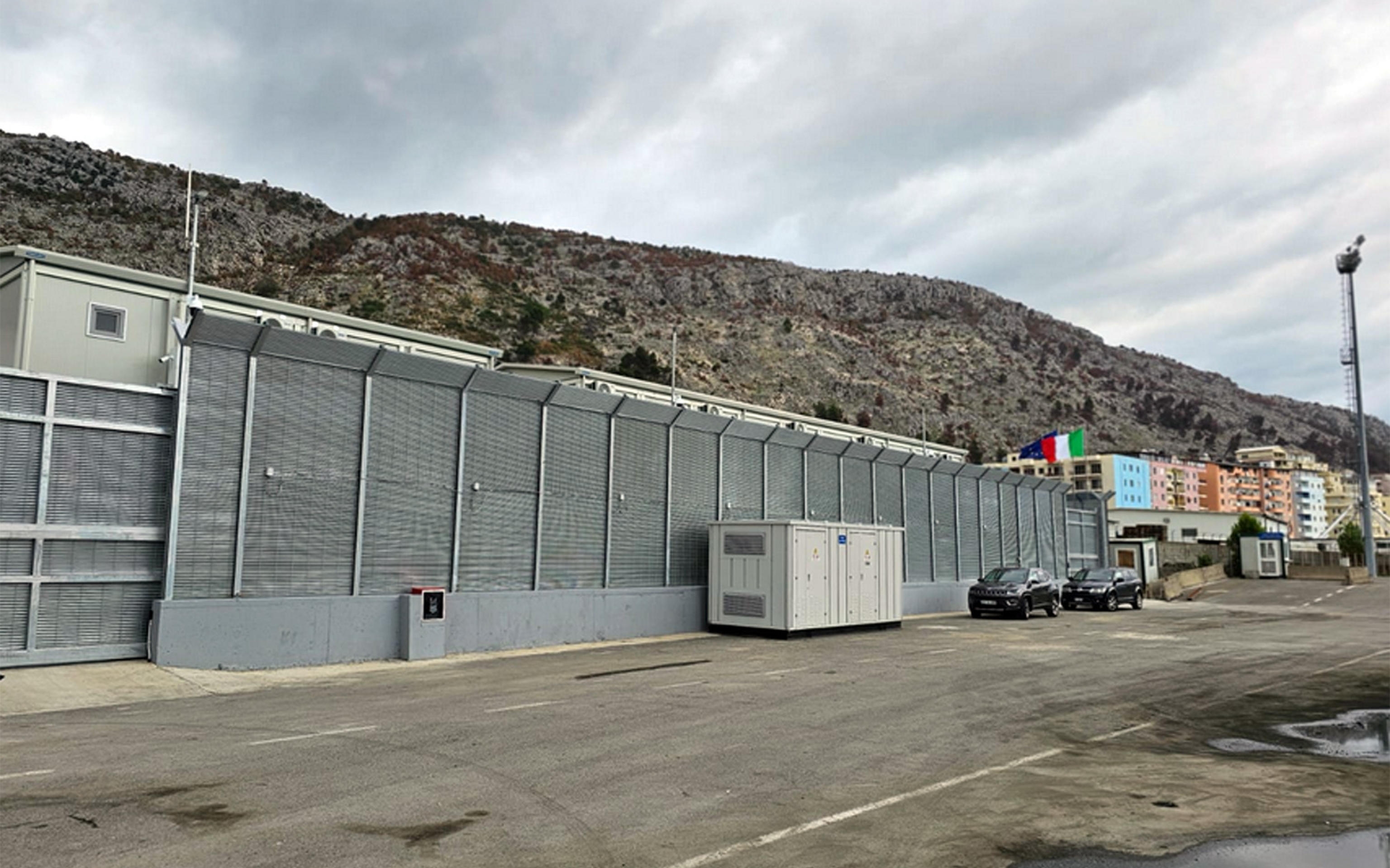 Migranti, nave Marina Militare verso Albania: è il primo trasferimento gestito dal Viminale ...