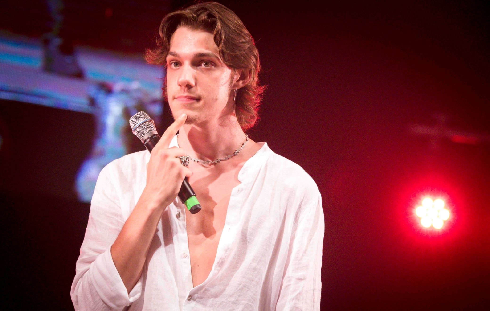 Chi è Matteo Oscar Giuggioli, l'attore che interpreta Mauro Repetto in ...