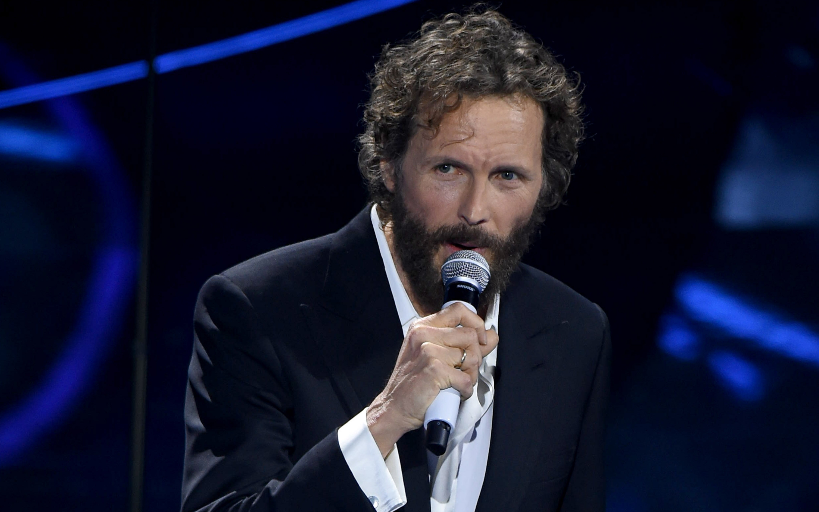 Sanremo 2025, Jovanotti fa scatenare l'Ariston con un medley di successi. Poi arriva Tamberi ...