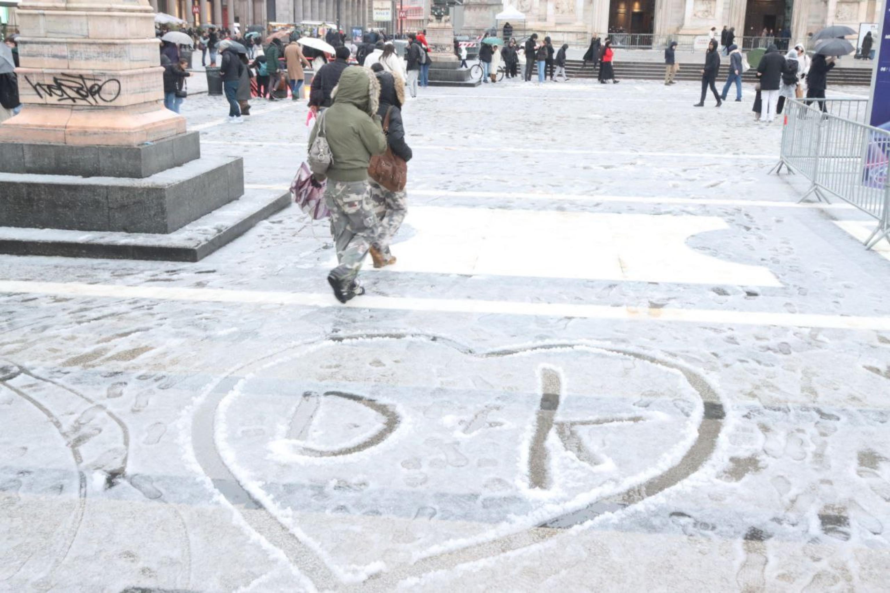 Grandinata su Milano, piazza del Duomo imbiancata. FOTO | Sky TG24