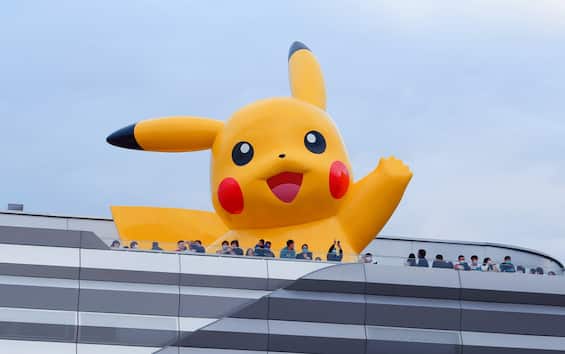 Shanghai, Pikachu gigante alto 10 metri appare sul tetto di un centro ...