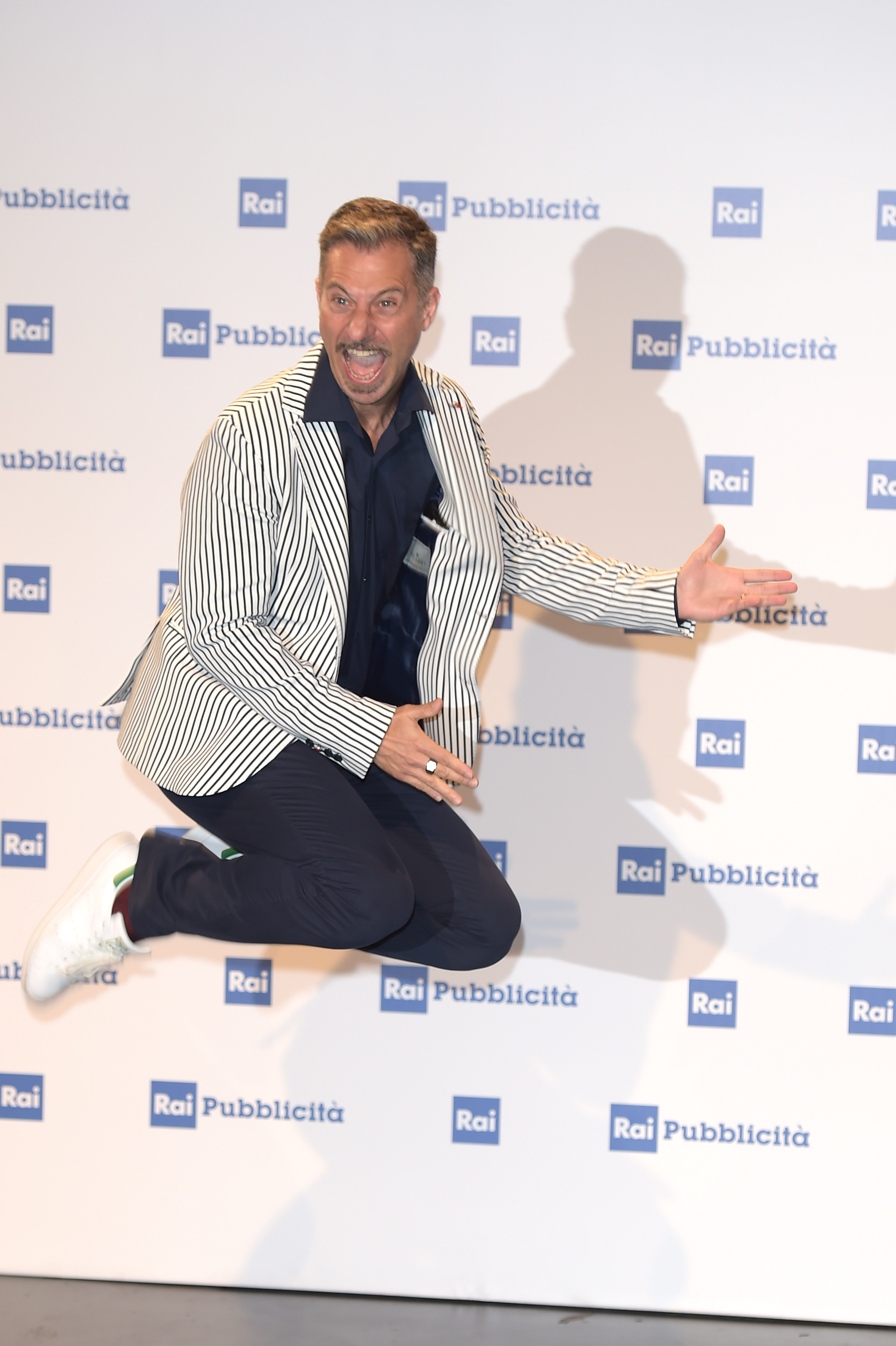 Sanremo 2025, chi è il comico del Trio Medusa Gabriele Corsi che ...
