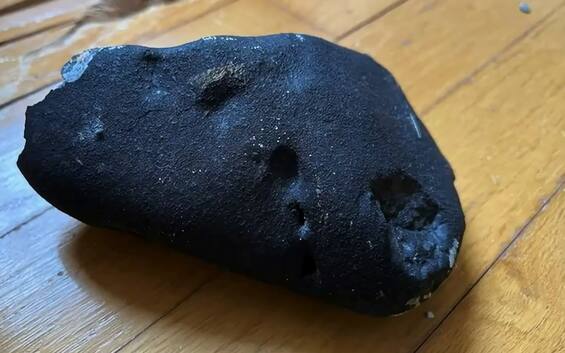 Pietra cade dal cielo su una casa in New Jersey, forse frammento di ...