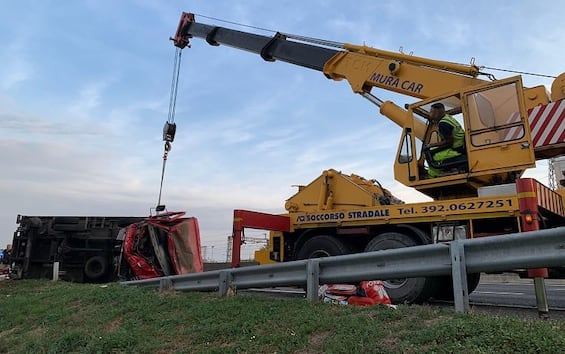 Incidente su A1, tir ribaltato all’altezza di Pieve Fissiraga: chiuse ...