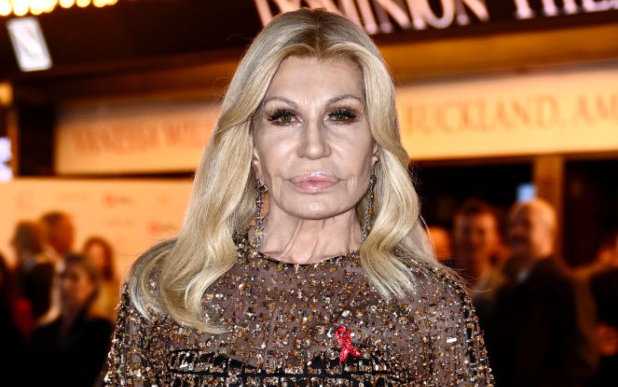 Donatella Versace, il nuovo look che stupisce tutti: la stilista ieri e ...