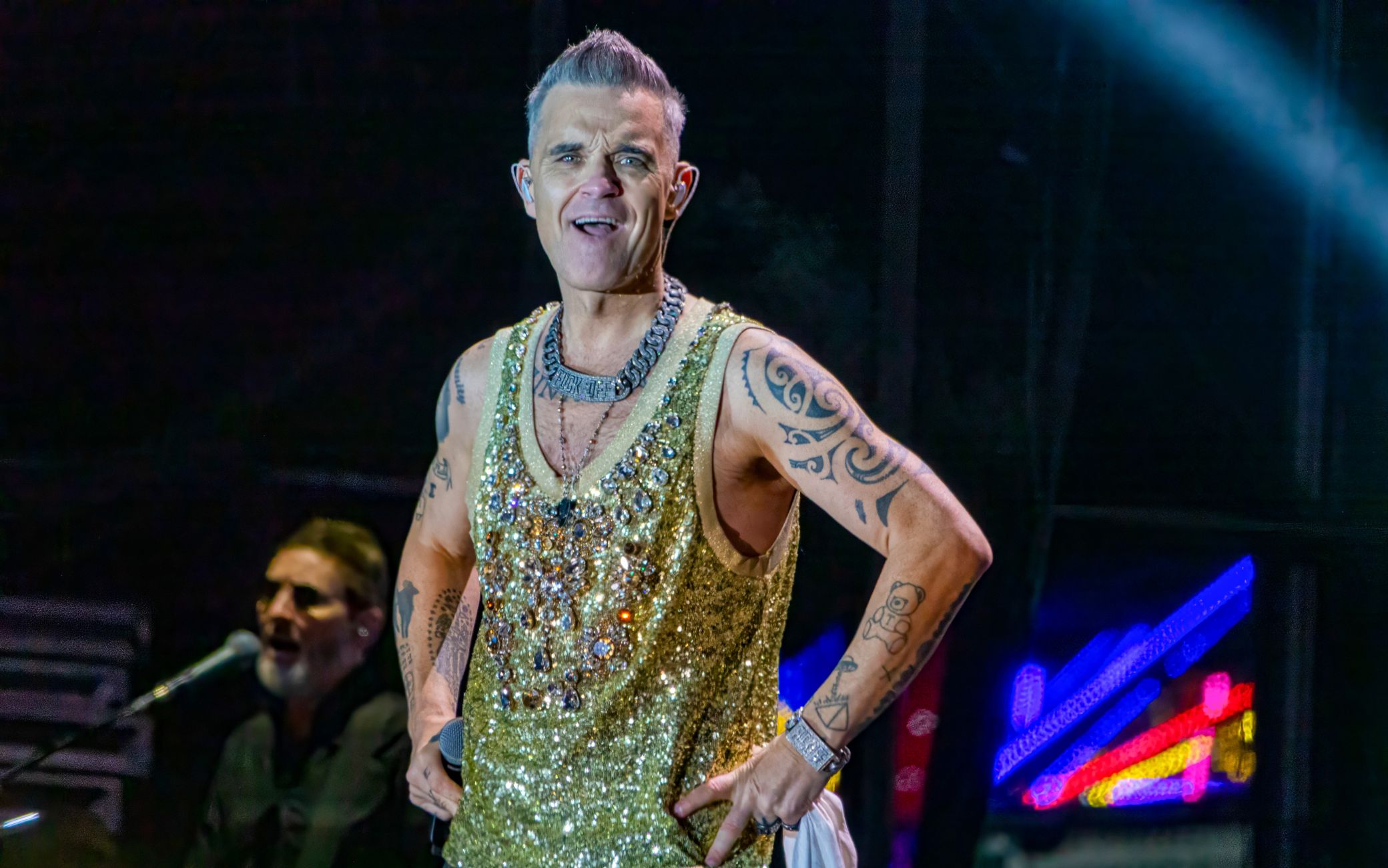 Robbie Williams pubblica il nuovo singolo Rocket con Tony Iommi I Sky TG24