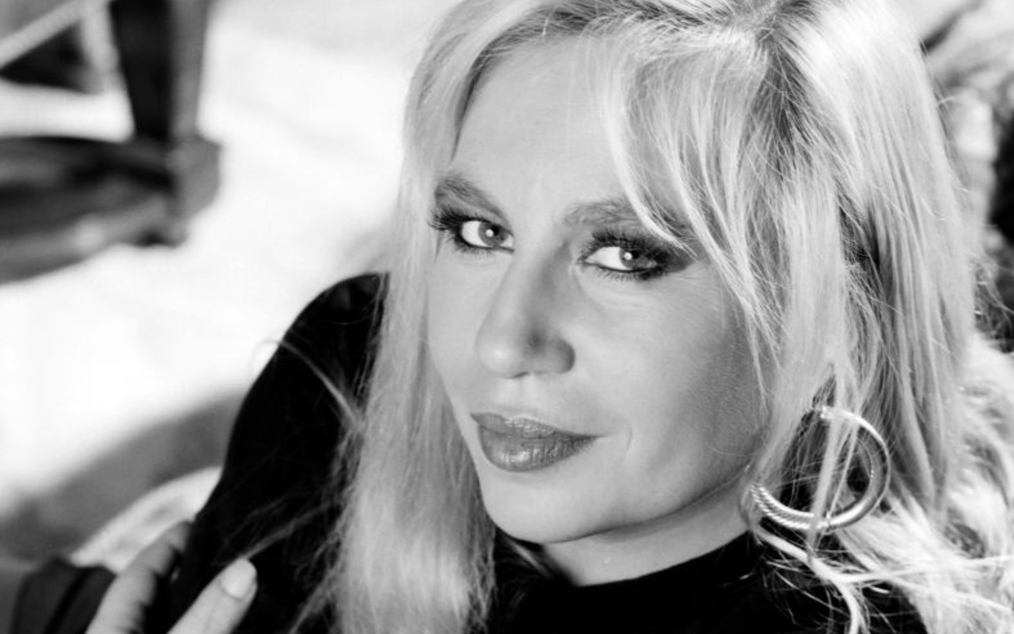 Donatella Versace, il nuovo look che stupisce tutti: la stilista ieri e ...