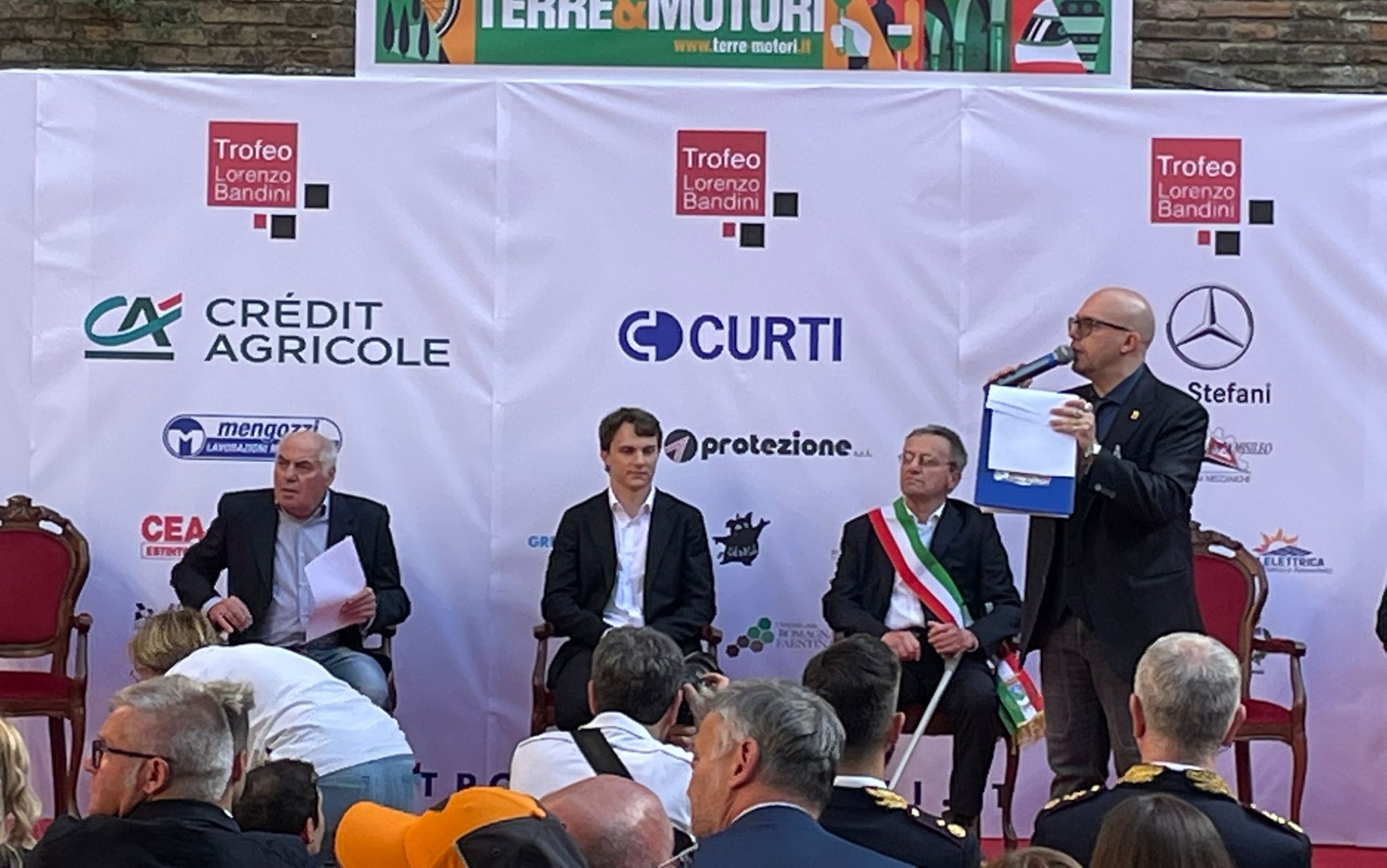 F1, Piastri (McLaren) ha ricevuto il 'Trofeo Lorenzo Bandini'. Foto e ...