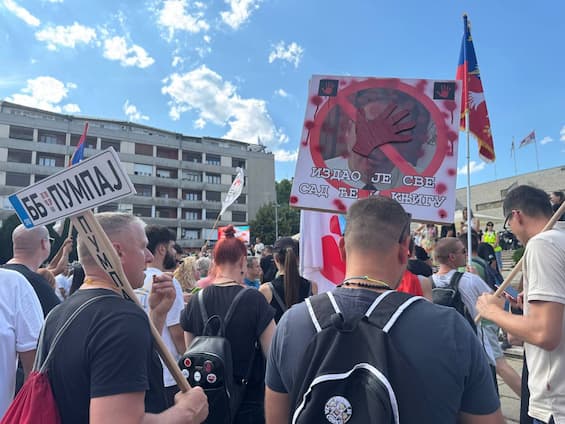 Serbia, proteste a Belgrado e Uzice: la difficile estate di Vučić | Sky ...