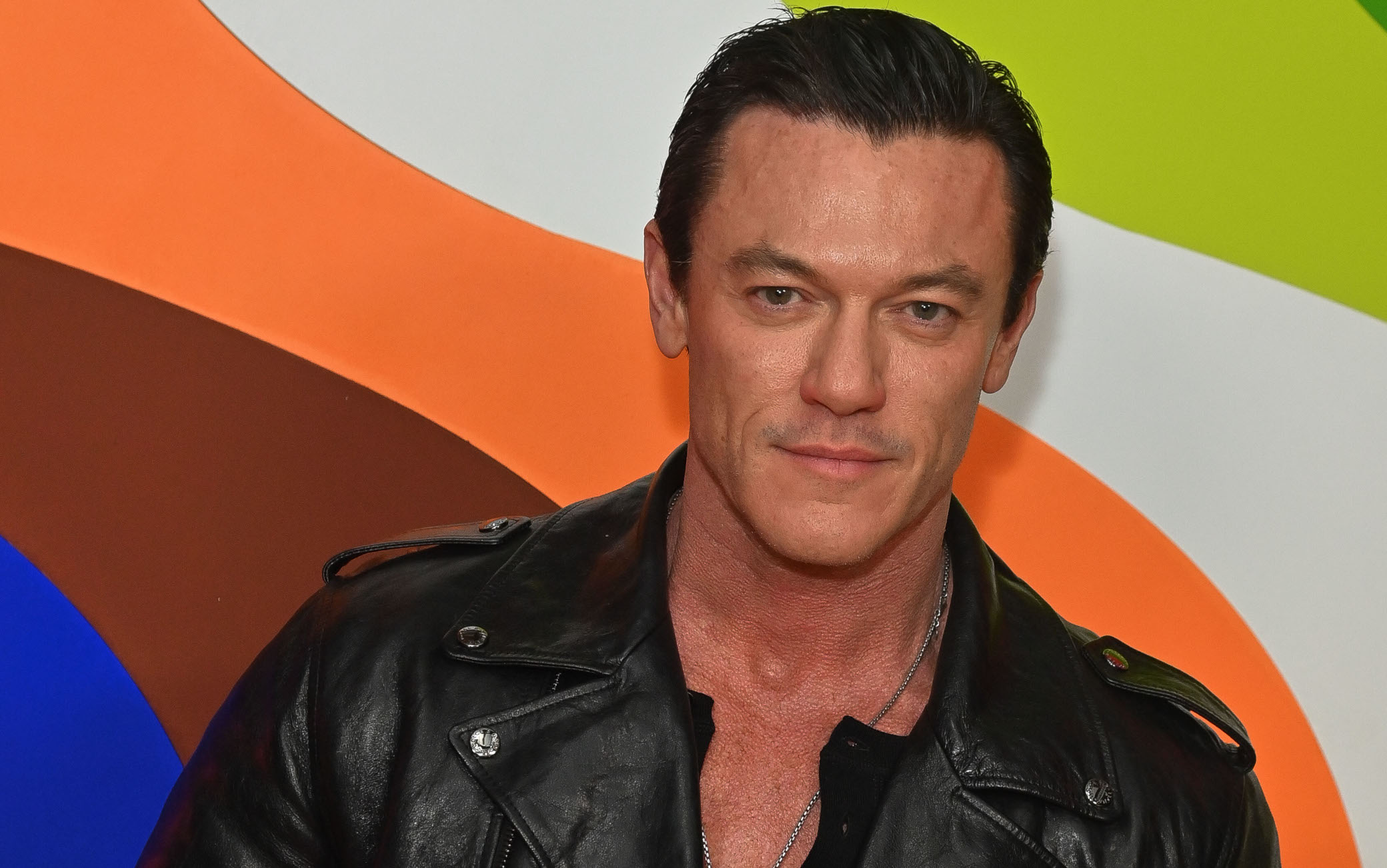 Luke Evans compie 45 anni. Da Zeus a Vlad III, da Bard a Gaston: i ...