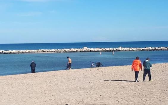 Capodanno 'rosso' a Bari con passeggiata sul mare e tuffi | Sky TG24