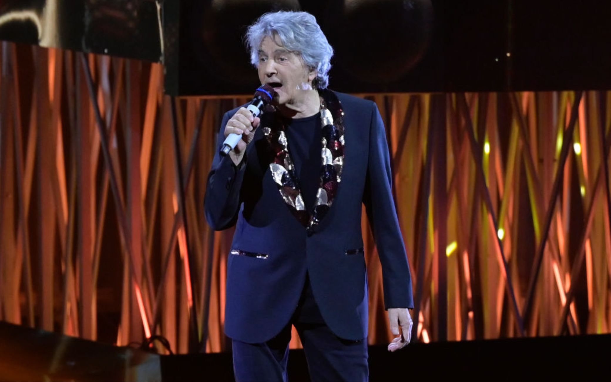 Con il cuore, gli artisti sul palco del concerto condotto da Carlo ...