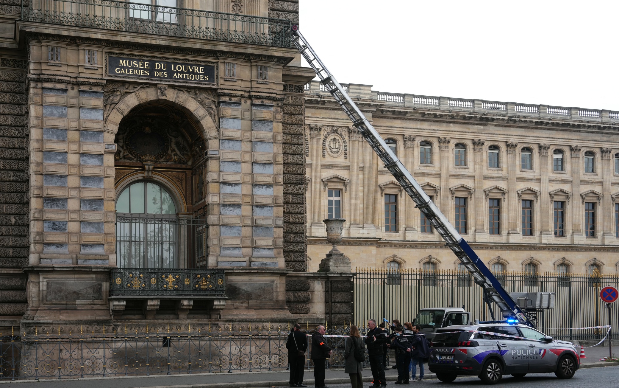 Parigi, rapina al museo Louvre: cosa è stato rubato e come è successo ...