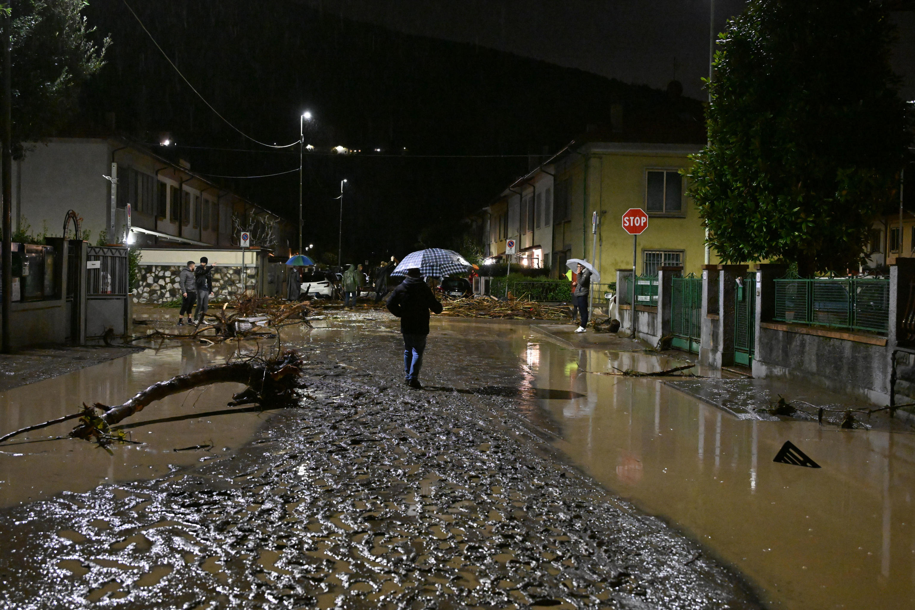 Maltempo in Toscana, ospedali allagati e migliaia di persone senza corrente. LE FOTO | Sky TG24