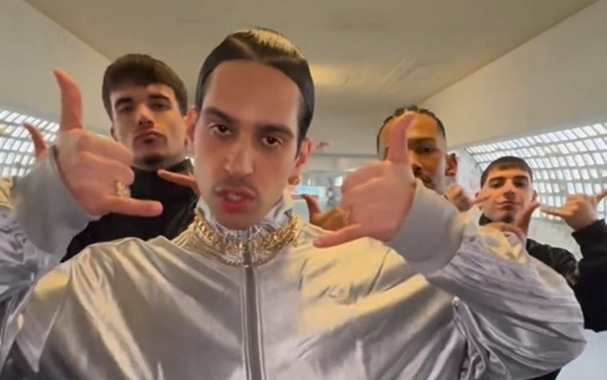 Mahmood e le vacanze in Sardegna con la famiglia, la coreografia di Ra ...