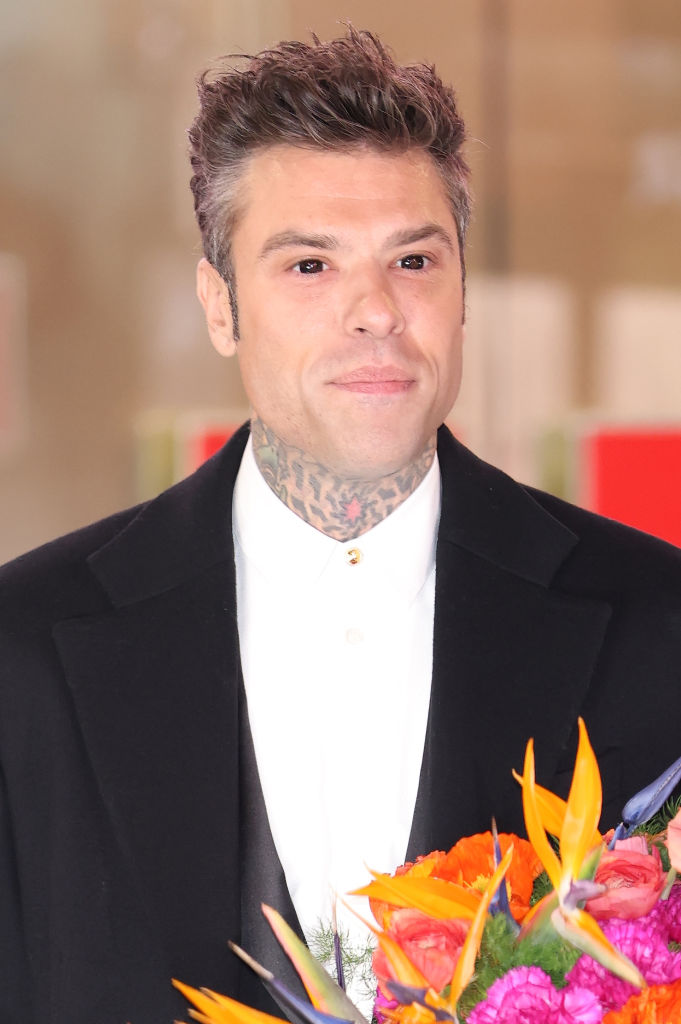 Fedez con gli occhi neri sul red carpet del Festival di Sanremo 2025 ...