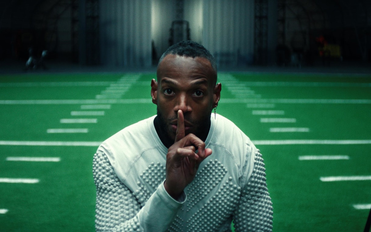 Him, cosa sapere sul film con Marlon Wayans e Julia Fox al cinema da ...