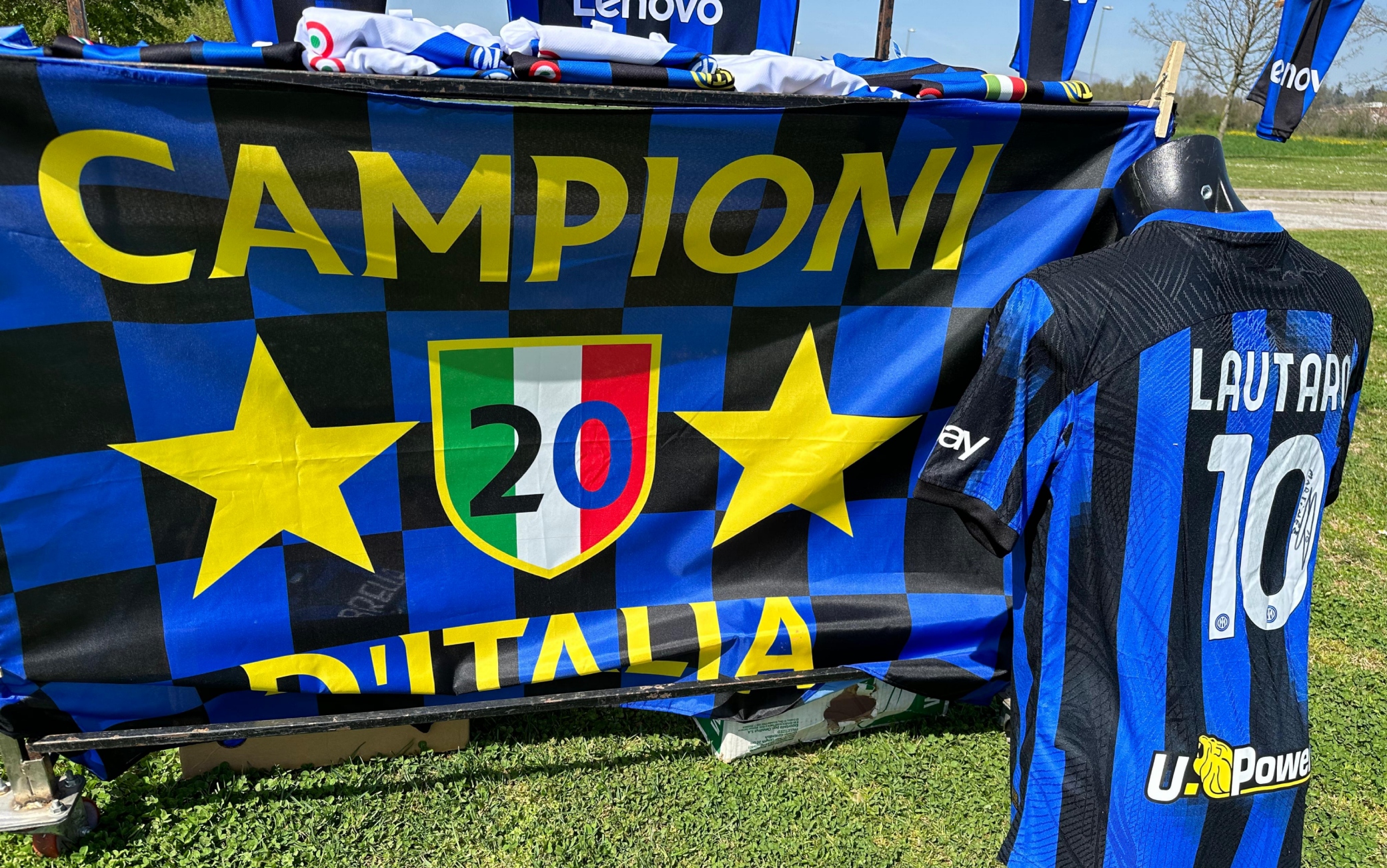 Inter, scudetto 2024 più vicino: ad Appiano spunta bandiera con le 2 ...