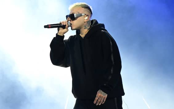 Lazza compie 30 anni, i suoi album e le canzoni più famose | Sky TG24