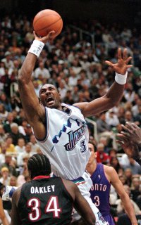 Michael Jordan compie 60 anni: una carriera sempre... on Air | Sky TG24